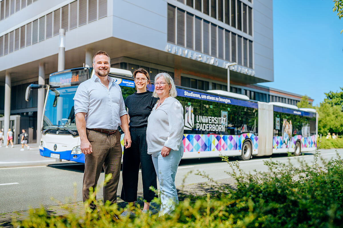 "Study to make a difference.": New Paderborn University bus takes off
