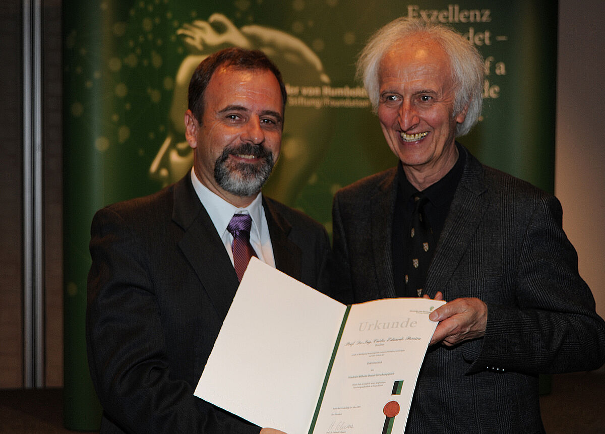 Dr. Carlos Eduardo Pereira, Gastforscher der Universität Paderborn, erhält den Friedrich Wilhelm ...
